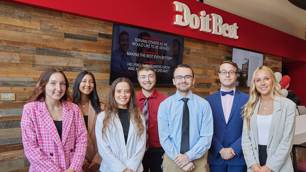 Do it Best awards $1,000 scholarship to summer intern